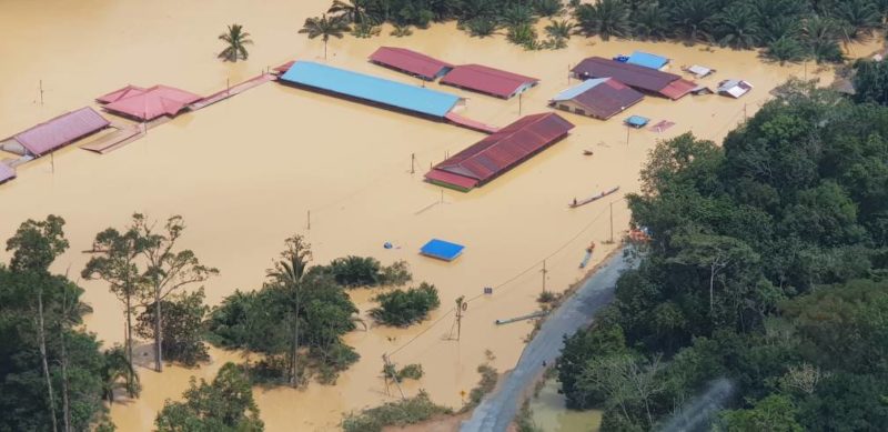 Floodwater as high as the roof hits Selangau, forces 948 to evacuate ...