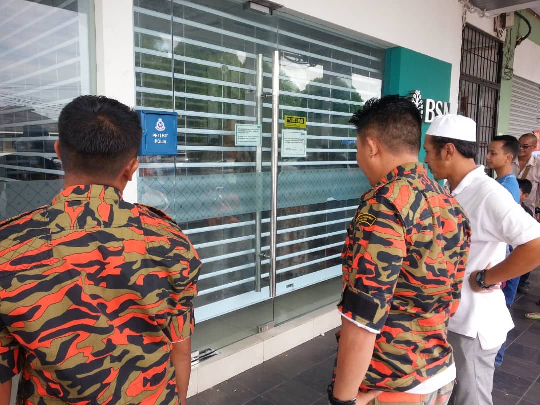 Pintu bilik mesin ATM bank terkunci, tujuh orang awam cemas | DayakDaily