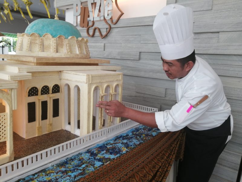 Pastry chef creates incredible cake replica of Kuching floating mosque ...