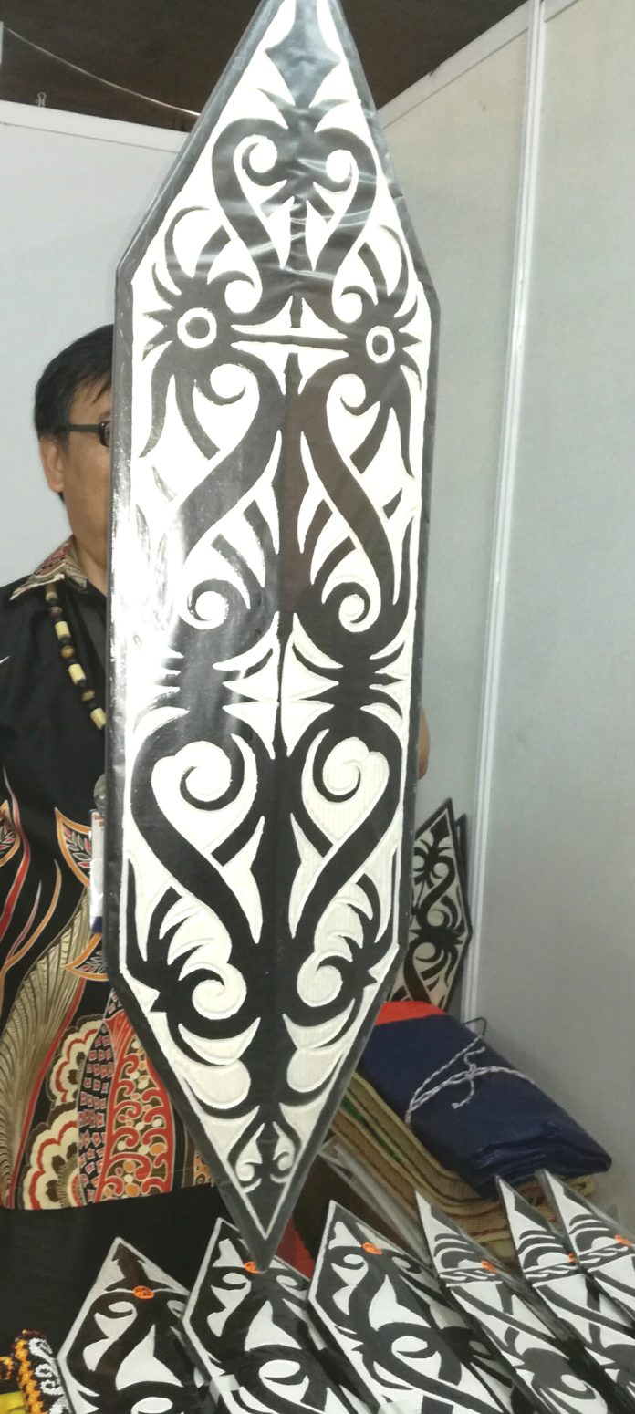 Perhiasan terabai kayu menarik perhatian pengunjung di Ekspo Perkayuan ...