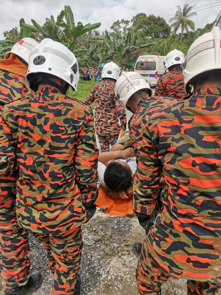 Crane operator trapped inside crane | DayakDaily