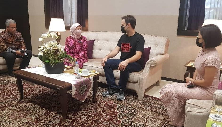 Food ranger Trevor James gets certificate of appreciation from MOTAC ...