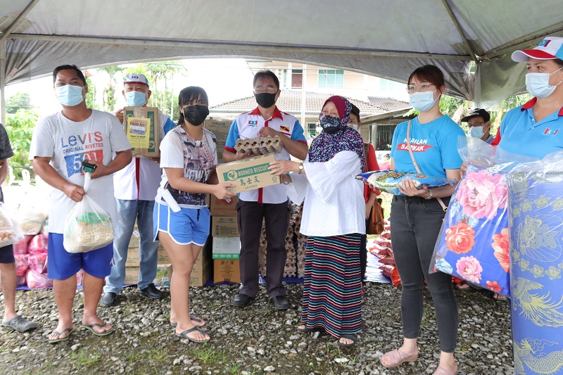 263 Jalan Tabuan Dayak households receive flood relief aids | DayakDaily