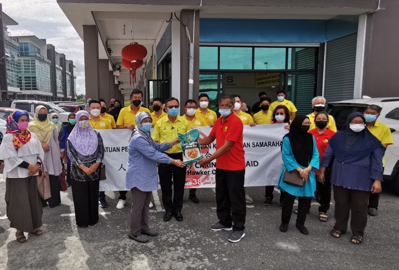 Lo: N.13 Batu Kitang Service Centre extending food aid to those in need outside constituency ...