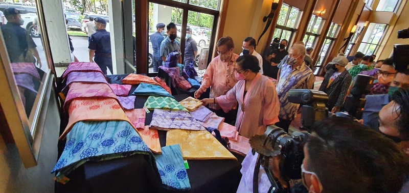 Batik Linut as diplomatic gifts | DayakDaily
