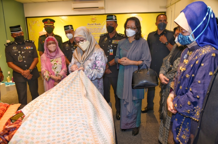 Raja Permaisuri Agong lawat Bengkel Tenun Songket SaraPride | DayakDaily