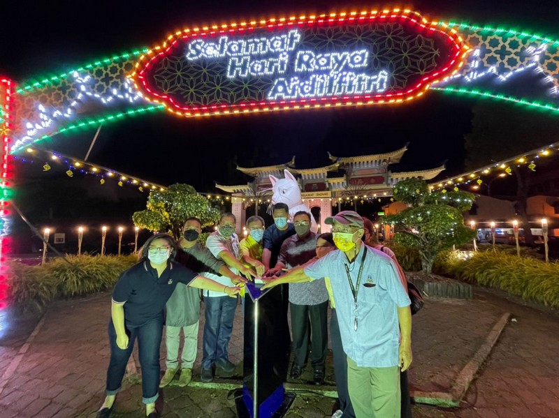 Kuching’s White Cat Garden lights up ahead of Hari Raya Aidilfitri ...