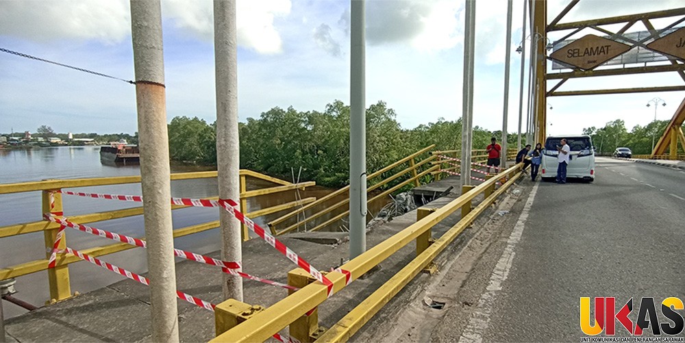Mukah’s Yellow Bridge sidewalk damaged by barge | DayakDaily
