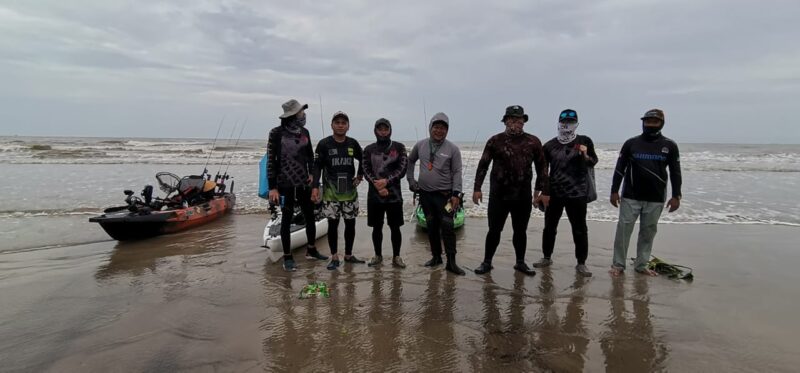 Eight anglers rescued off Lutong Beach after kayaks capsized by strong ...