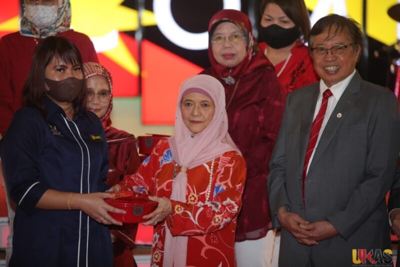 50 anak penjawat awam terima sumbangan Maksak Cares | DayakDaily