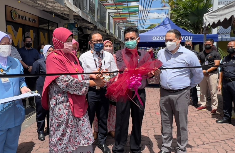 Food, clothing and cosmetic products available at Meditel Ramadan ...